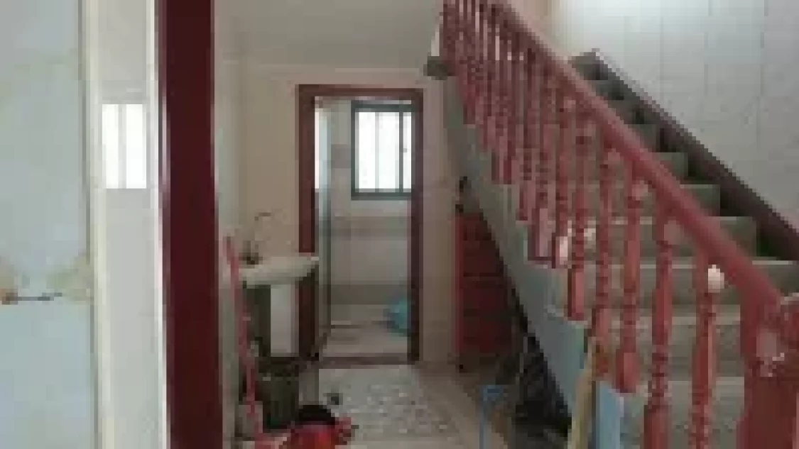 楼梯间下面这样设计厕所非常实用,而且又不浪费空间