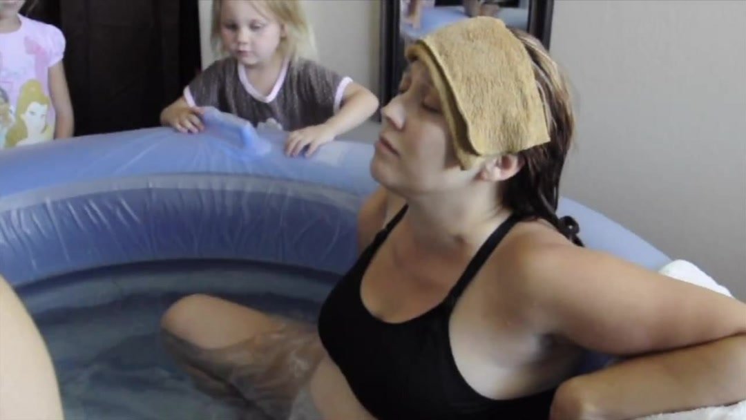 温馨!国外产妇在丈夫孩子的陪伴下水中分娩