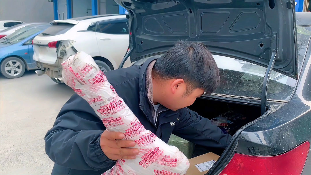 小伙喜提09款自动挡比亚迪F3,网上购买配件,看他如何修复神车