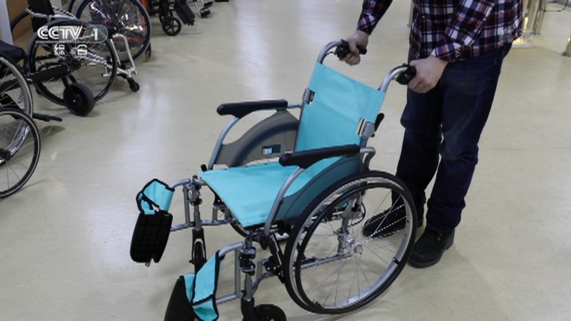 《生活提示》 20211215 轮椅新奇功能多 到底怎么选?
