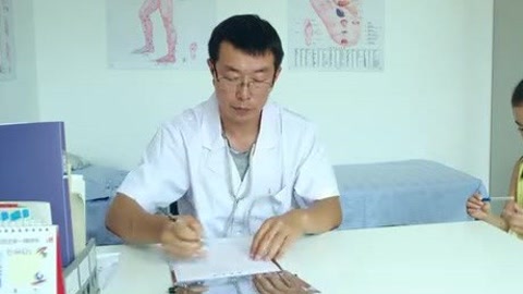 小学生发烧去看病,医生叫她放腋下量体温,她居然耶了下