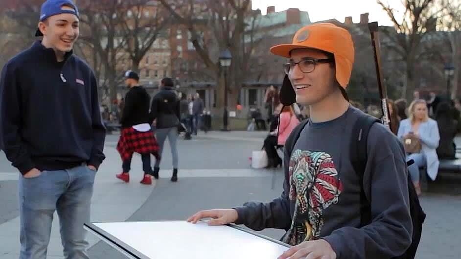 可以跪着办公的折叠电脑桌,能减轻颈椎压力