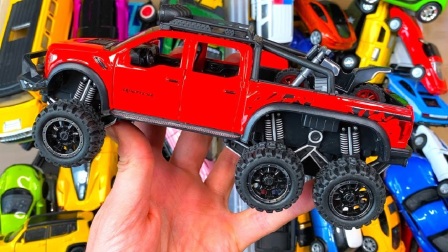 展示一辆酷炫越野皮卡车玩具