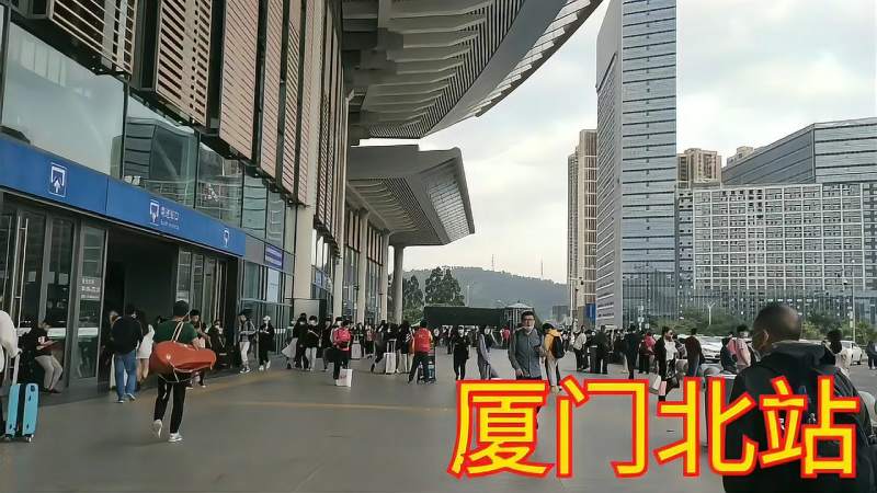 实拍福建第二大高铁站厦门北站,建设的真不错!是四条铁路交汇处