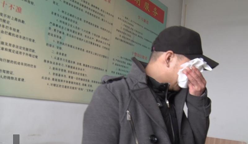 只有前进挡没倒挡!他开问题车被查哭成孩子,交警递纸巾哄