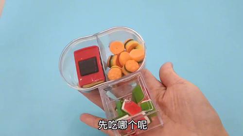 偷吃大宝汉堡糖和西瓜糖,结果不知道被谁拿走了,什么也没吃到