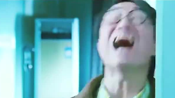 机器人伪装成人类隐藏在社会,不料意外打开模仿程序,直接变成开瓶器