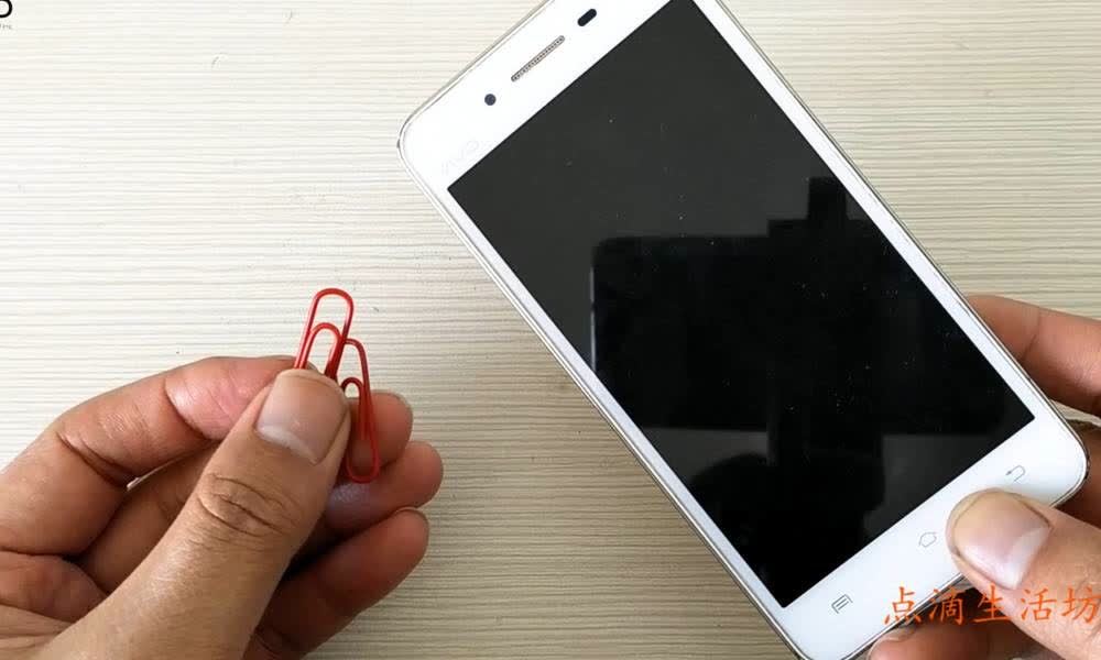 今天才知道,手机上放两个回形针,作用太棒了,懂得人不多,学学