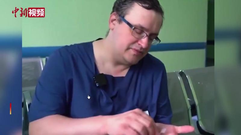 【俄男子手中植入5枚芯片可徒手刷门禁】近日,一名俄罗斯男子在手中...