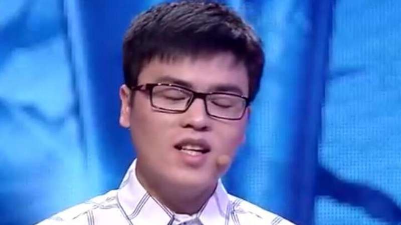 主持人现场模拟男女双方,观众被逗得前仰后合,笑死了