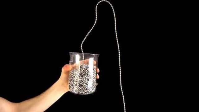 什么是能量守恒现象?钢珠不受重力控制自由下落,知道原理吗