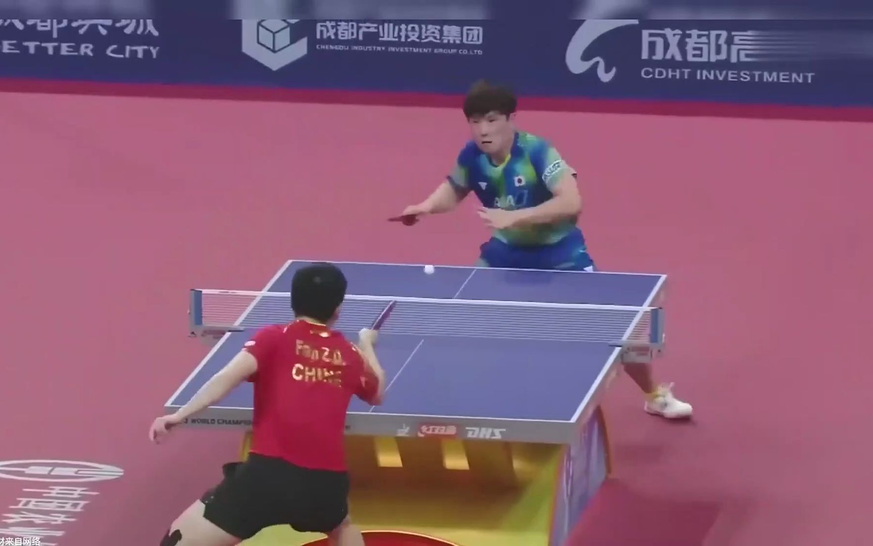 樊振东VS张本智和,不料决胜局出现了这一幕,场下的刘国梁都惊呆了