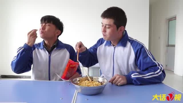 学霸蹭吃零食不承认,老师竟和学渣联手,用PH试纸让她原形毕露了