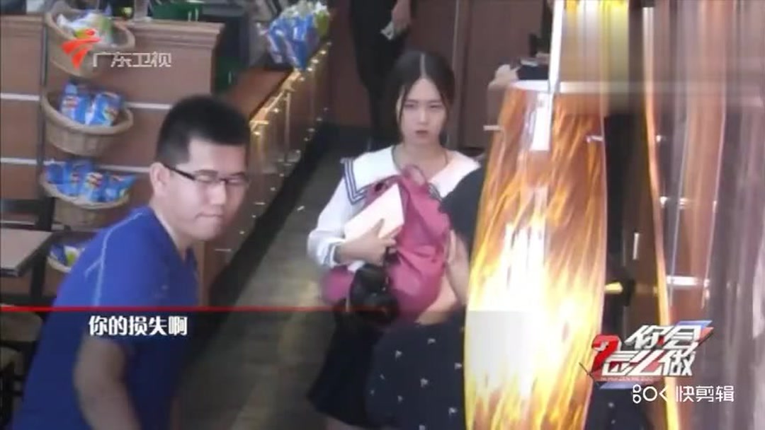 美女大学生遇到陌生男子以摄影为由行骗,旁边小哥上去跟男子对峙