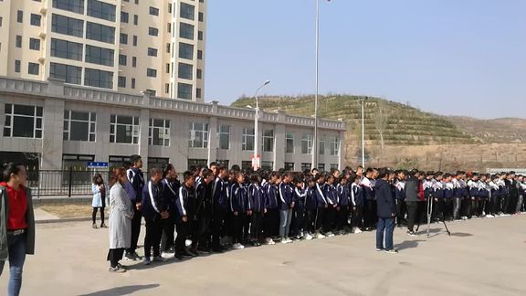 学校组织学生参观消防器材