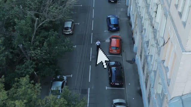 男子上街竟发现身上有个巨型鼠标,别人双击鼠标后,他惨了