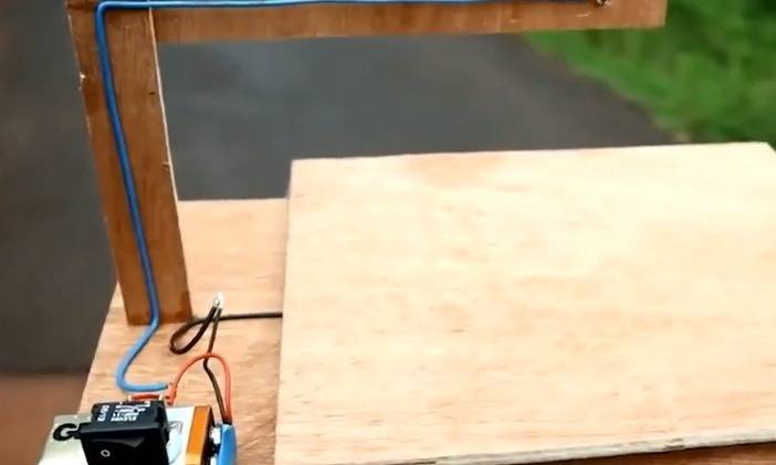 印度小哥创意十足,用木板自制切割机,效果一点都不输真的切割机