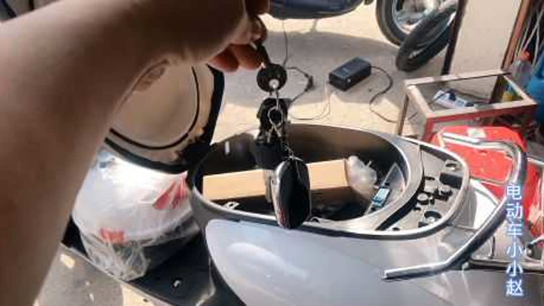 电动车钥匙被锁到坐包里,不要着急,师傅教你一秒取出