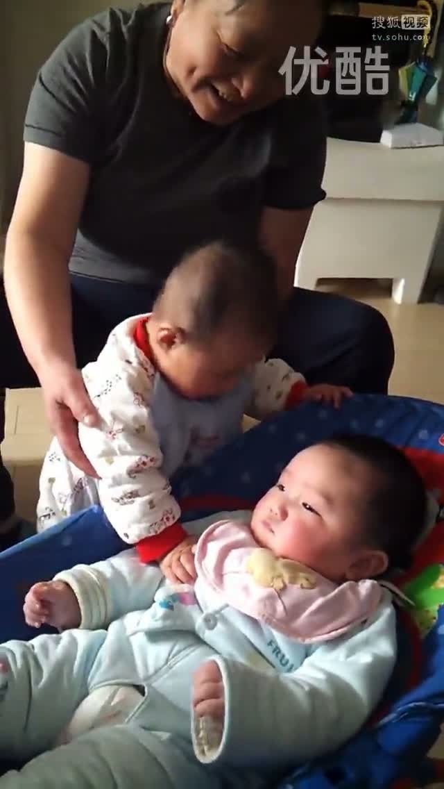 果果视频之5个月宝宝搞笑亲妹妹