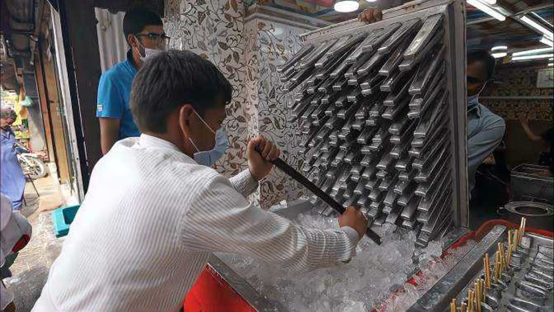 印度大叔生产冰棍不用冰箱,搅一搅就成型,1元1根,日销1000根!