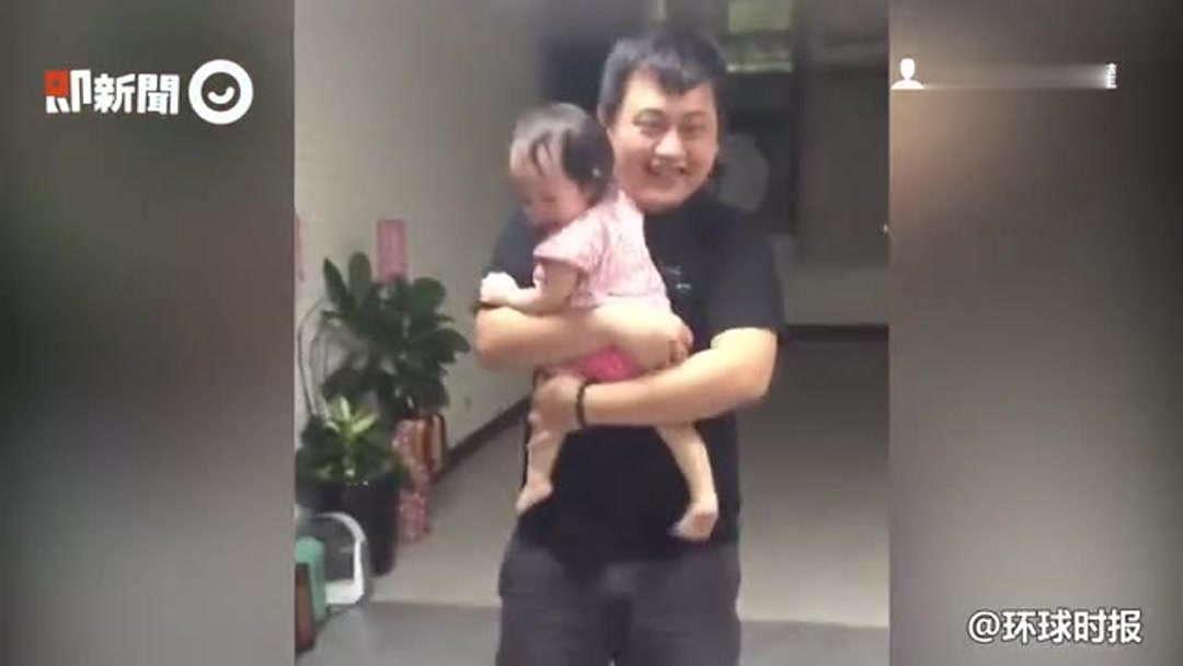 顽皮爸爸恶搞女儿 萌娃被恐龙气球追得逃跑