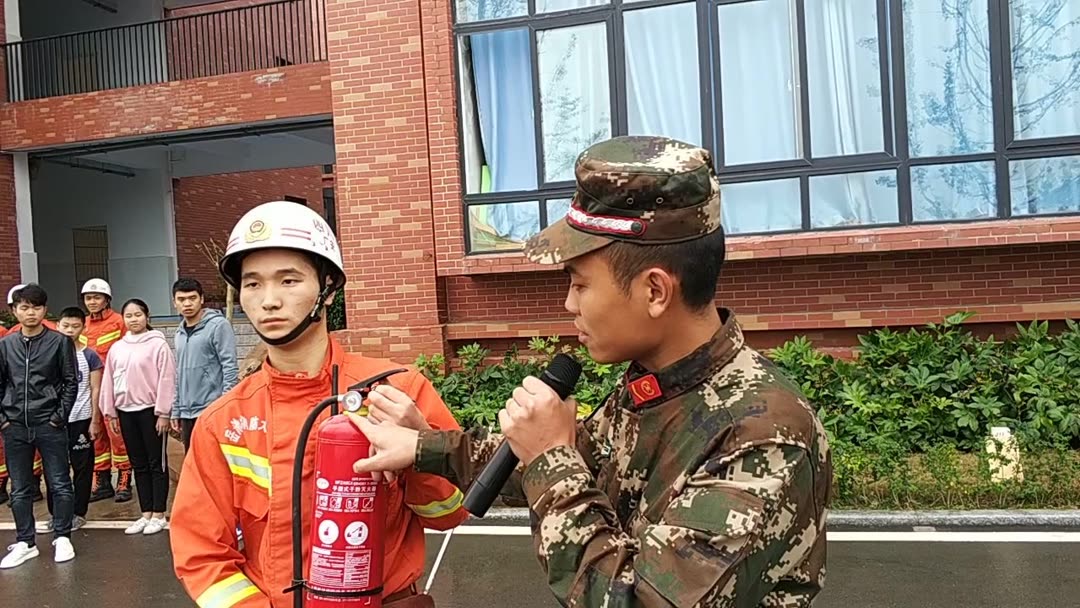 川师大七中消防演练——介绍灭火器使用方法