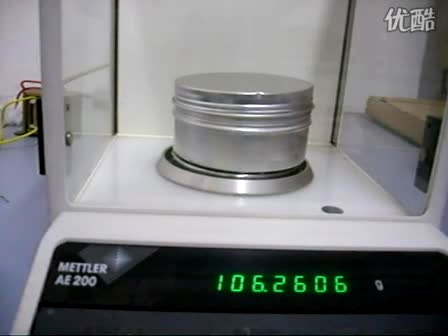 将三只电容器放在铝质盒中,电容器充电前,天平显示的读数