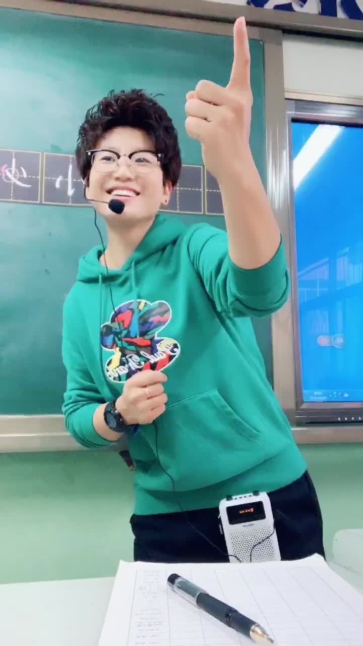 《大小,多少》这一课要让孩子们充分理解数量词,一边互动一边提问...