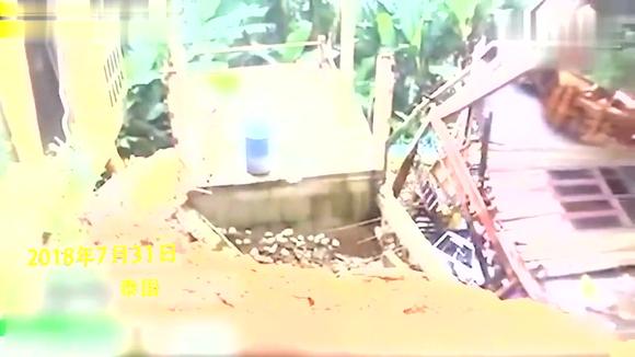 暴雨不断导致泰国多地山体滑坡路面塌陷房屋倒塌