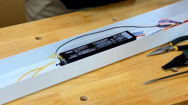 什么是镇流器,为什么在灯管中能瞬间产生高压?