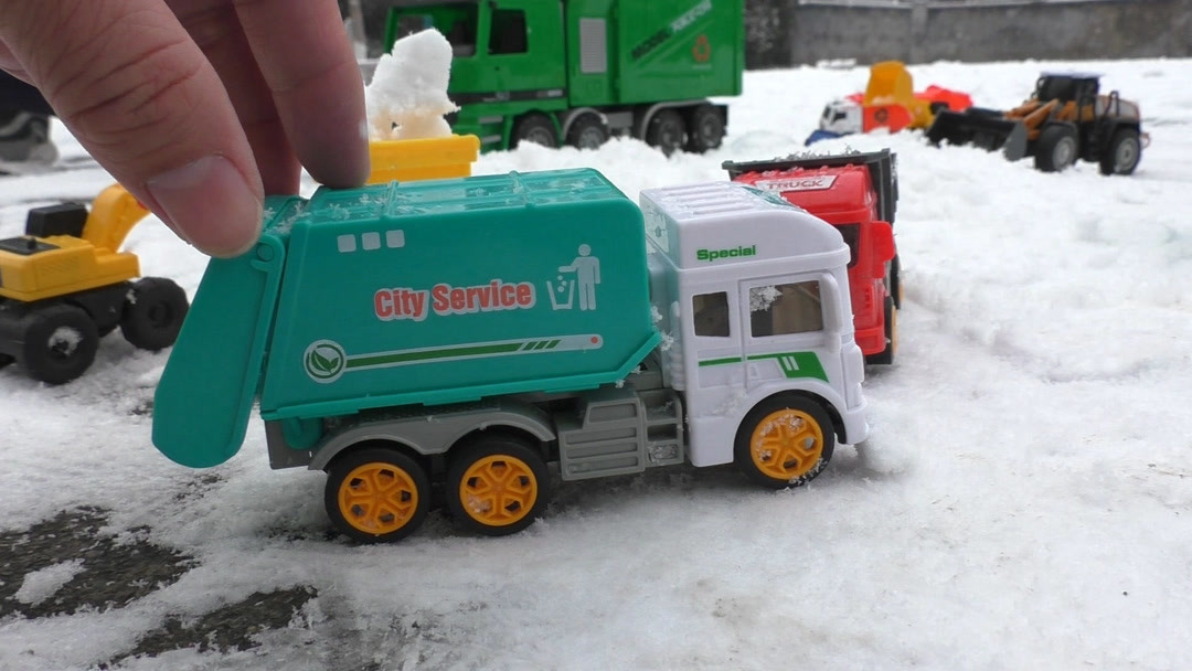 下大雪啦 环卫车挖掘机一起来清运积雪