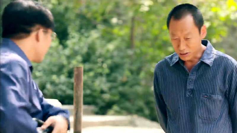 村委会计在村口摆摊,可领导不愿意了,这会计的理由真充分