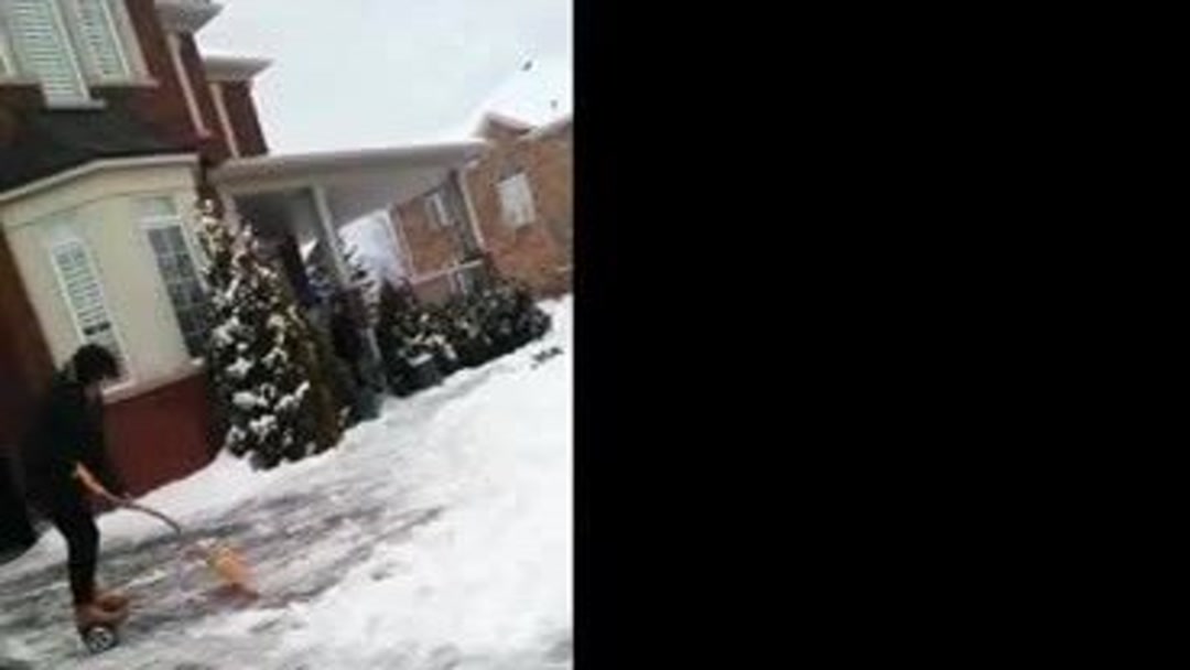 创意无限:加拿大少年脚踏电动平衡车铲雪