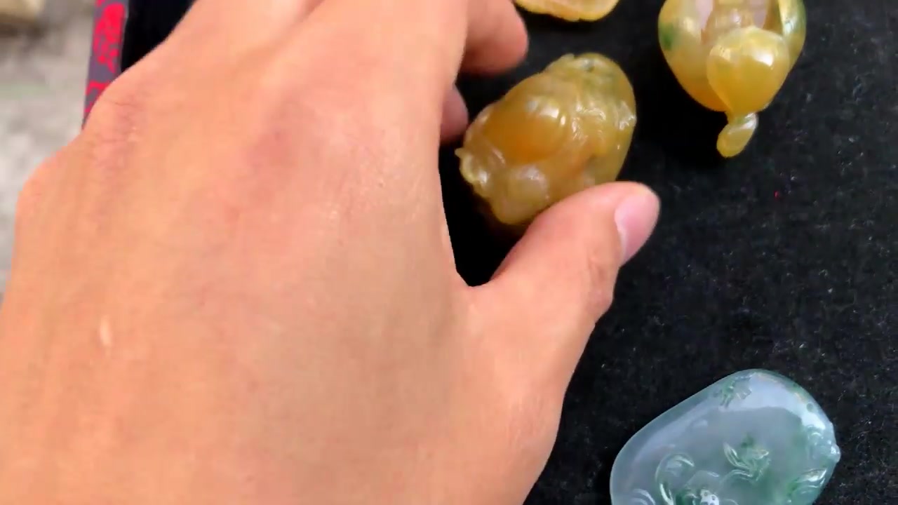 独具匠心:8000淘的翡翠原石,皮上的到底是癣还是花?