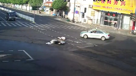 十字路口,电动车随意横穿马路惨被撞飞