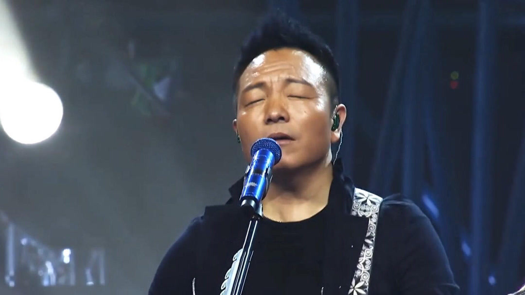 永远的“摇滚诗人”!许巍现场唱《曾经的你》,引全场万人大合唱