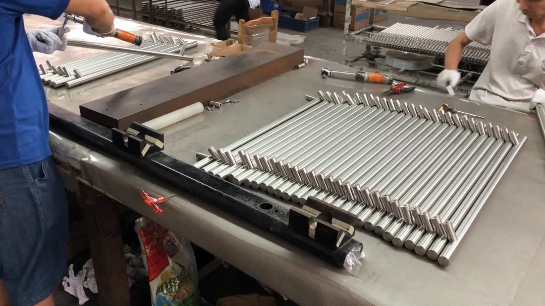 严谨的工艺:不锈钢拉手调节过程