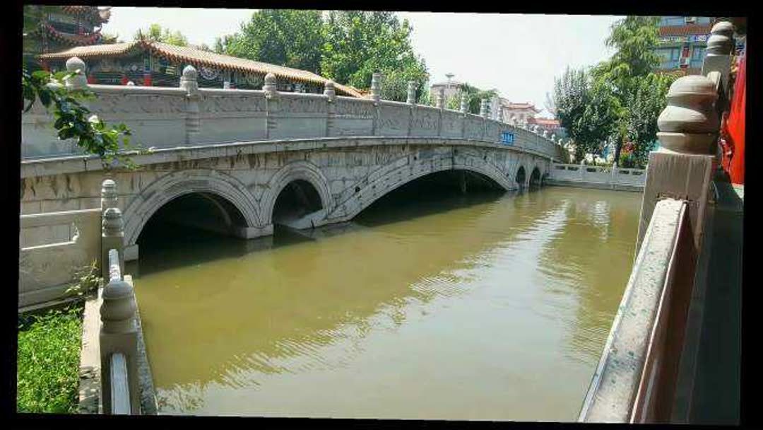 南和区仿赵州桥建造石桥,在水上方修建了曲径回廊和亭榭闹市藏幽