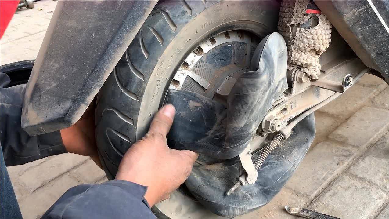 电动车真空胎扒胎上胎技巧,很适合残疾朋友操作的方法,一看就会