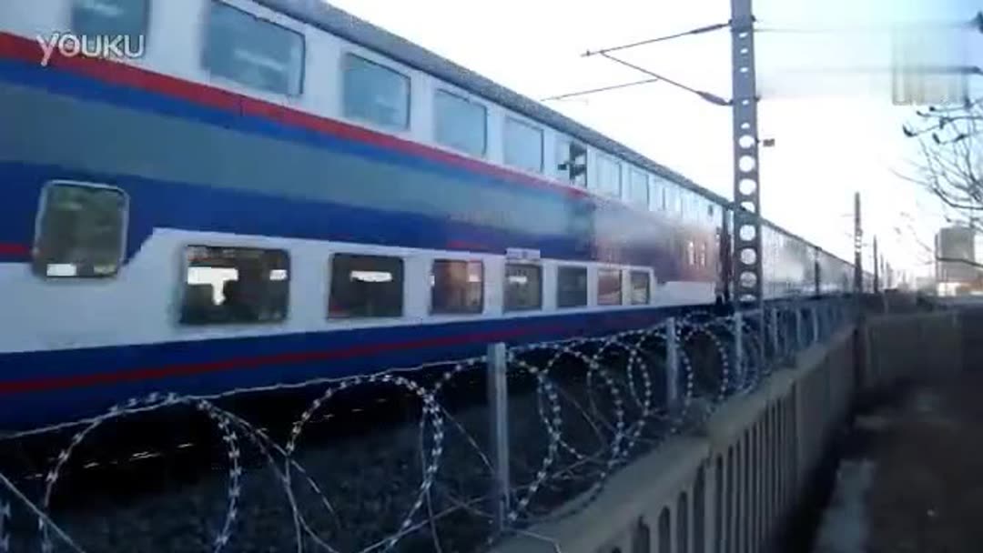 SS7E双机牵引双层火车T56次特快这速度杠杠的!