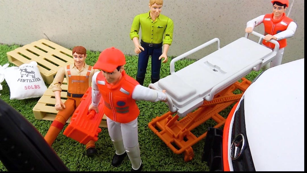 儿童玩具车表演:叉车撞倒搬运工人,医生、救护车紧急出动救治!