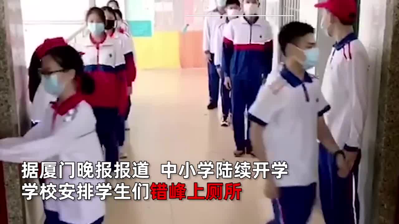 学生楼道里排长队,门口还站着两“监考老师”,仔细一看网友笑翻