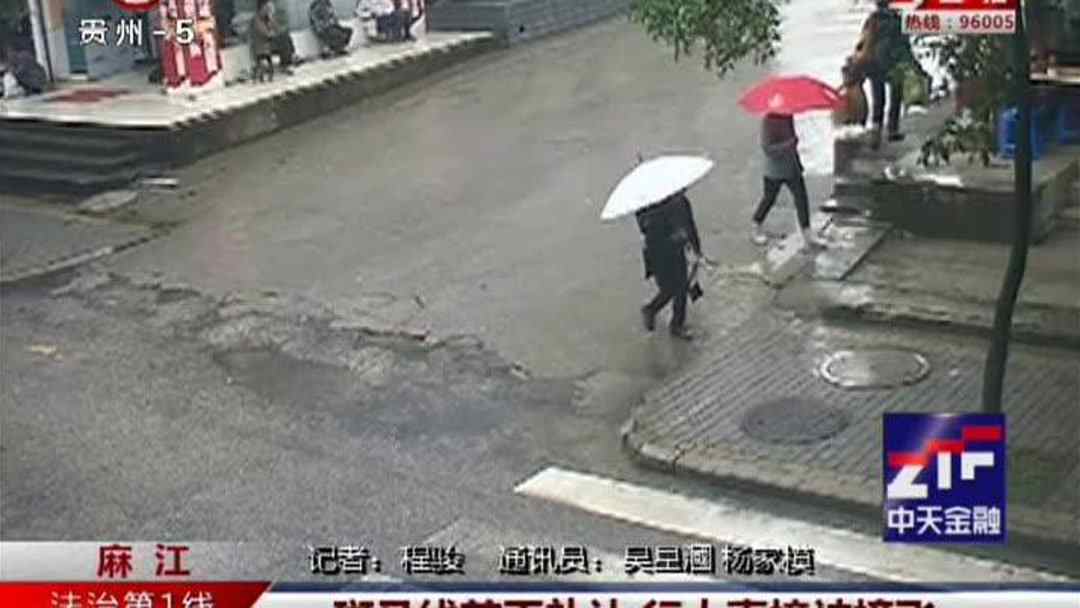 斑马线前不礼让 行人直接被撞飞