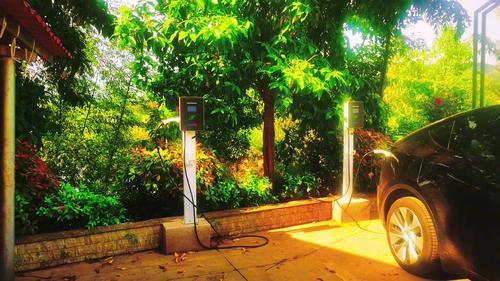 千把人的乡场上也有充电桩了,新能源车发展速度越来越快了