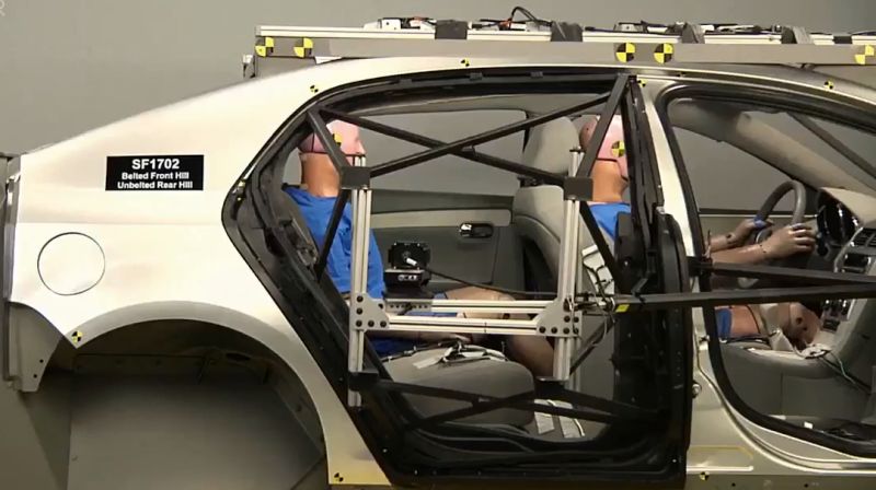 一定要系安全带!前部撞击测试带你来看不系安全带多危险!