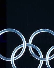 【五环破冰而出的瞬间!看到热血沸腾】冰球撞向“冰立方”,一个晶莹...