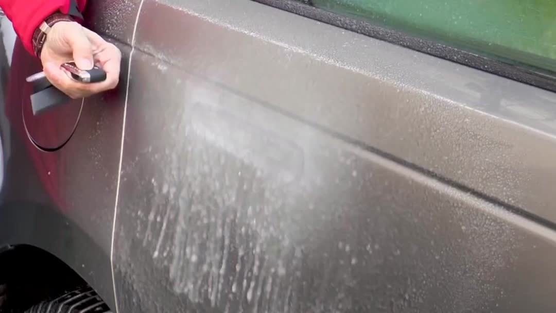 路虎揽胜门把手结成冰坨坨,按下自动伸缩门按钮,你猜结果会怎样