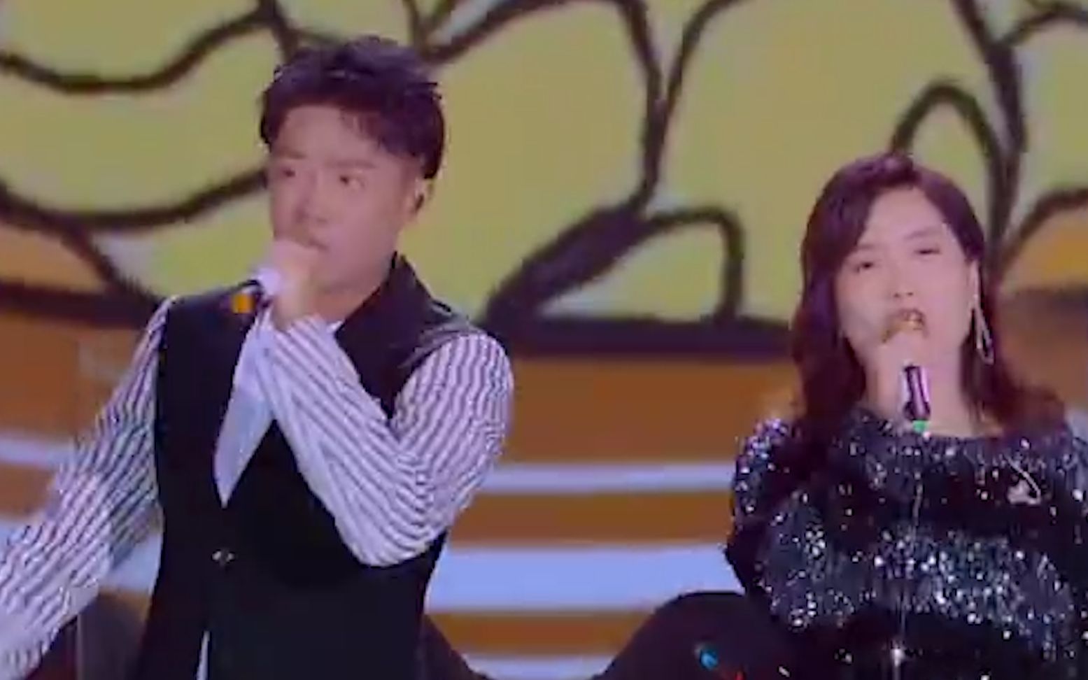 凤凰传奇演唱倍带感,《大碗宽面》霸气改编,网友:来碗酸菜面