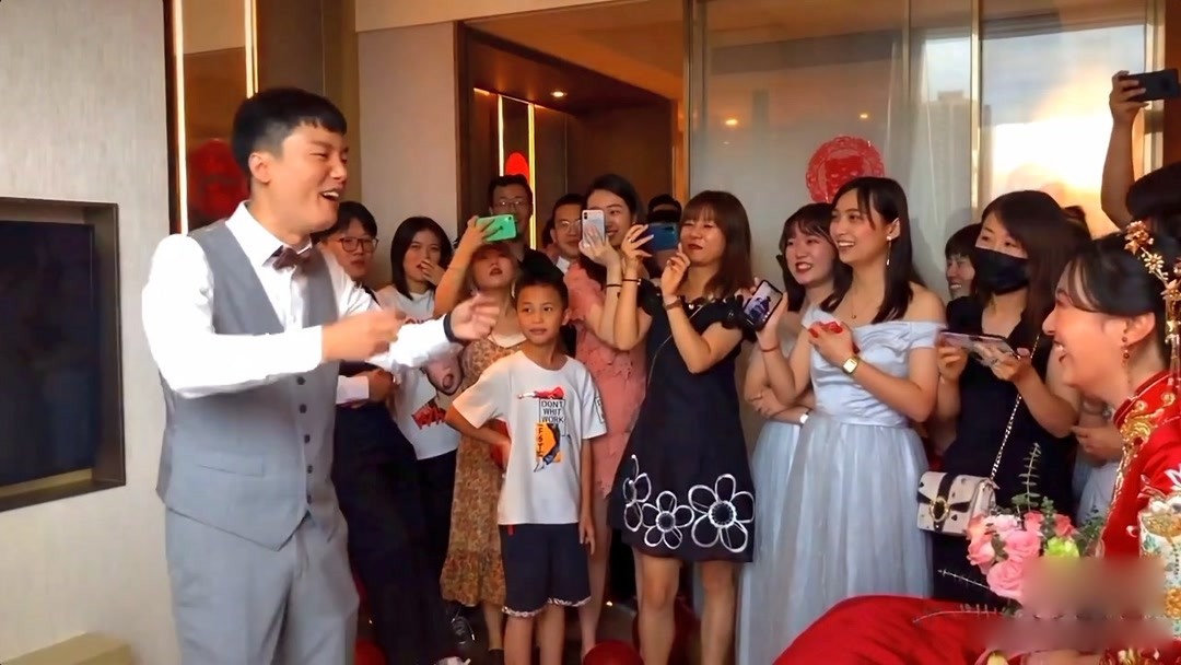 迎亲舞蹈谁会撩? 必须给这个新郎来个热门。他很会!
