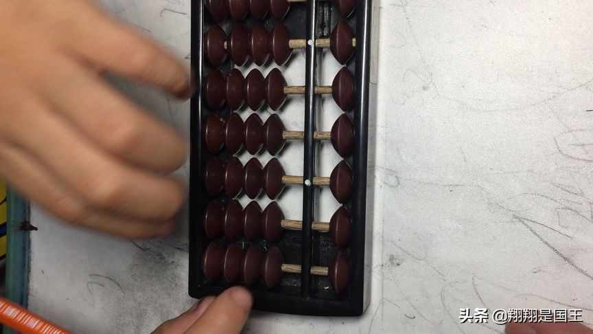 6岁的翔翔学习打算盘ߧ�,现在计算机真的代替了算盘了吗